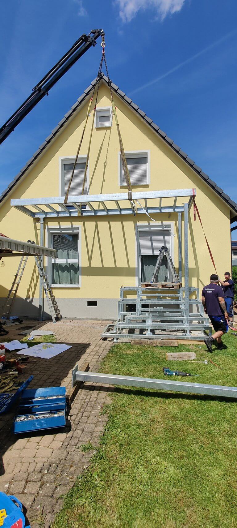 Stahlbalkon mit Treppe, Tor und Vordach – Schlosserei Schad GmbH